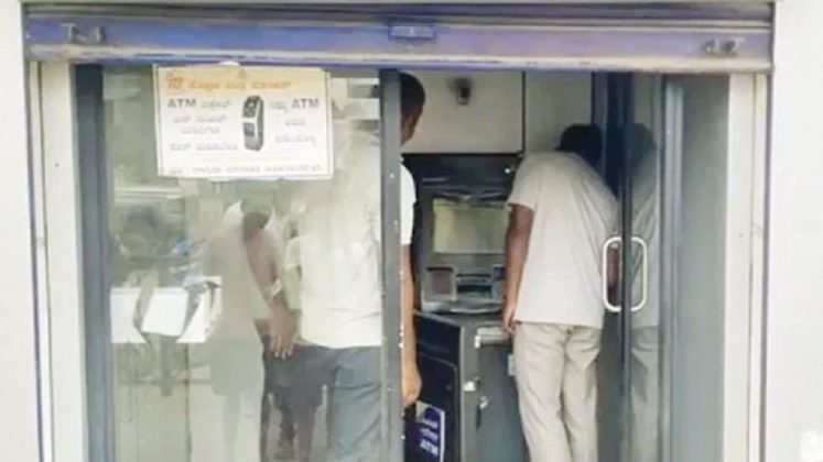 ಹಣ ದೋಚಲು ವಿಫಲ ಯತ್ನ ನಡೆಸಿ ಎಟಿಎಂ ಯಂತ್ರಕ್ಕೆ ಬೆಂಕಿ ಹಚ್ಚಿ ಪರಾರಿಯಾದ ...